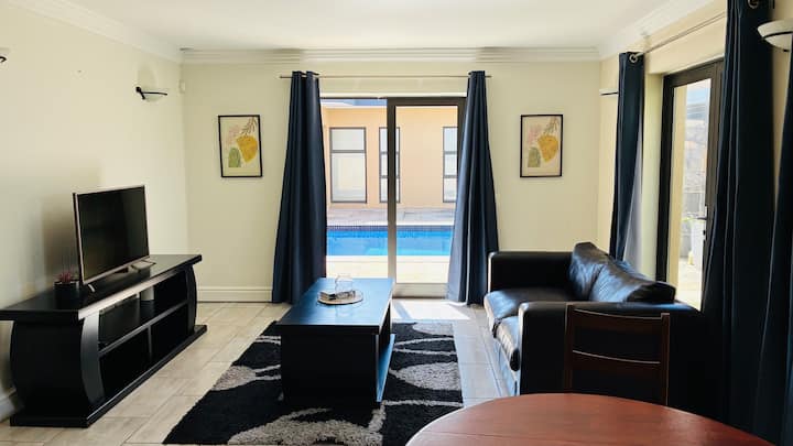 Luxe 1br Cottage | Pool | Wi-fi & Secure Parking - Gqeberha