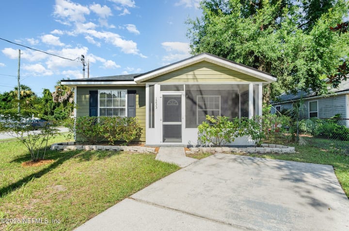 Cozy & Convenient Jax Home Near Downtown & Beaches - Jacksonville, FL