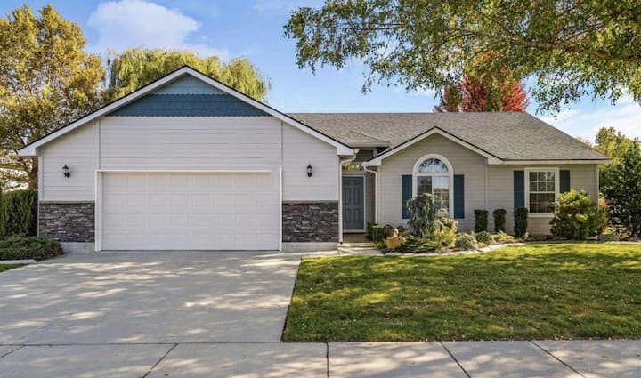 Bright, Comfortable Home Near Everything! - Meridian, ID