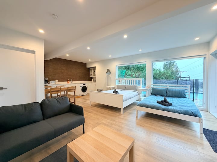Minimalist Studio Stay In West Vancouver - West Vancouver