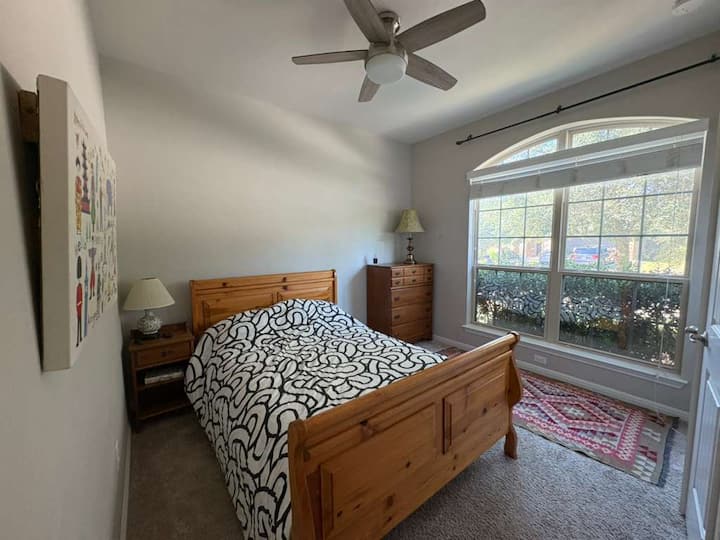 Bright And Quiet Room Right At The Home Entrance! - Leander, TX