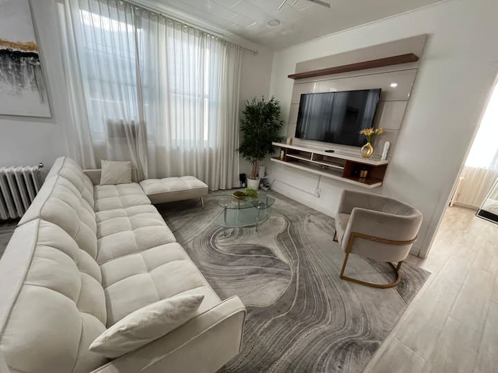 Lux Haven | Easy Parking | King Bed Mins2times Sq! - The Bronx, NY