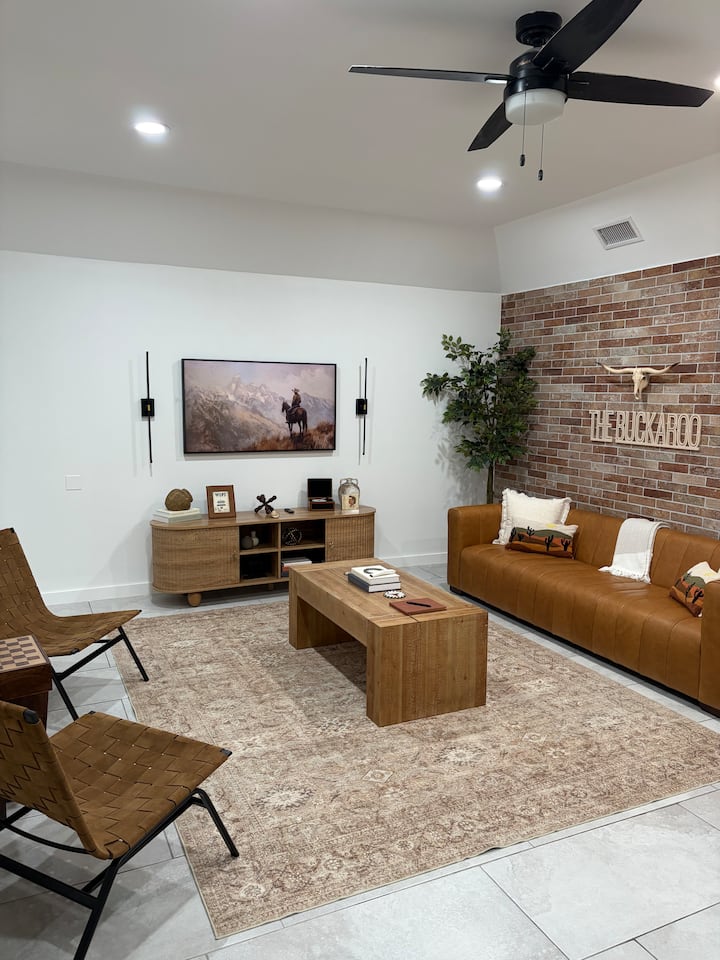 The Buckaroo - Your Modern-western Stay - McAllen, TX