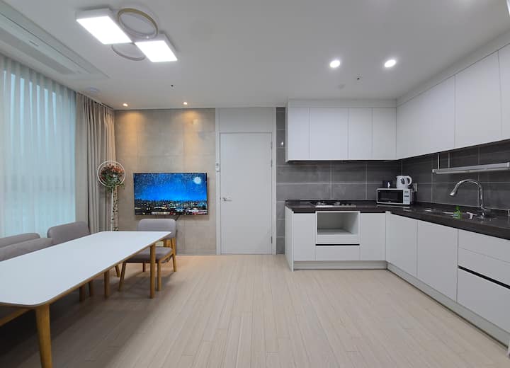 루체스위트룸-(침실3 화장실2/ 퀸침대2 싱글침대1/ 다이닝룸으로 공간을 넓게 쓰세요) - Daejeon