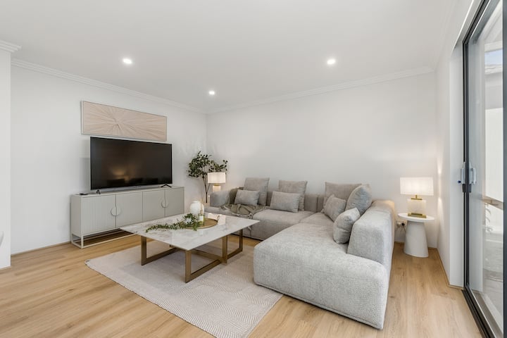 Ultra-chic Modern Haven - Belmont