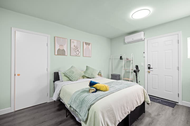 Work-friendly Mint Green Studio | Desk & Sofa Bed - Alhambra, CA