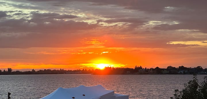 Cozy Lakefront Getaway - Moses Lake, WA