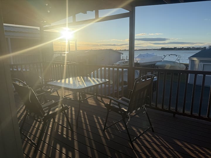 Cozy Lakefront Getaway - Moses Lake, WA