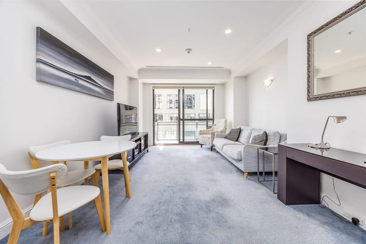 Resort Style Cbd 1br With Carpark & Balcony - Auckland