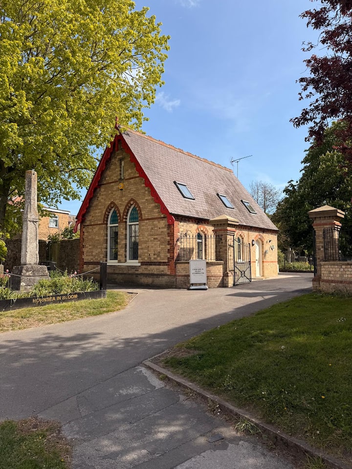 The Reading Rooms @ Southgate Cemetery - Hornsea