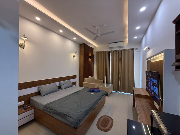 Skyline Stay, 14th Floor,
Gaur City Centre - Noida