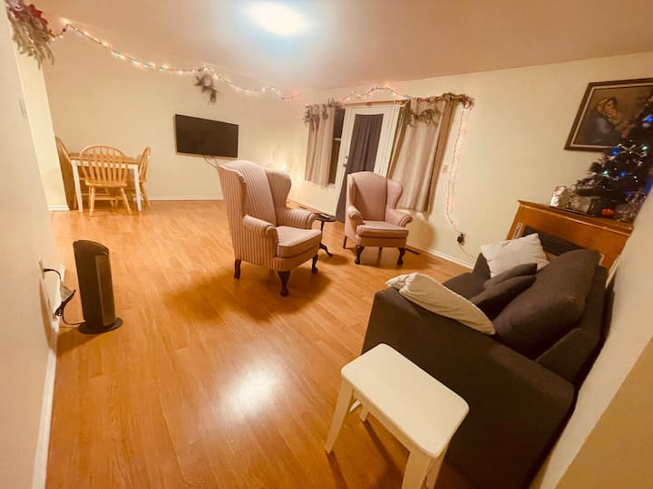 2br, Mountain Views, Near Transit. Workspace + Gym - Coquitlam