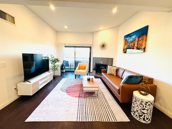 Beautiful Playa 2b/2ba Condo Minutes From Ocean - Los Angeles Airport (LAX)