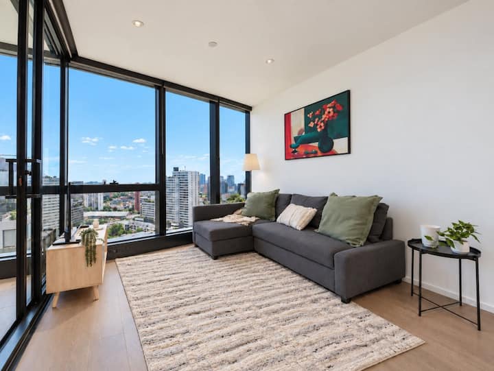 Skyline Suites | Cosy Study Suite, Australia 108 - St Kilda