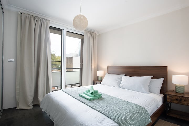Urban Oasis 2br With Huge Deck & Secure Parking - Surry Hills