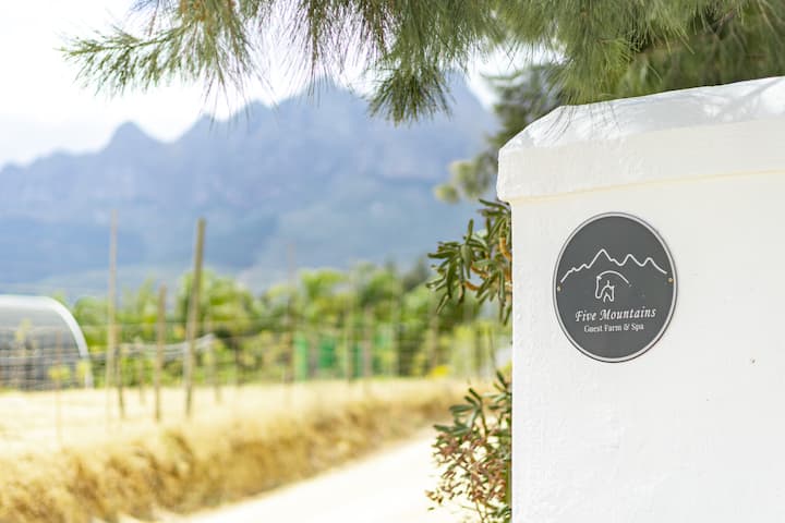 Tulip Cottage ~ Five Mountains Guest Farm & Spa - Wellington, South Africa