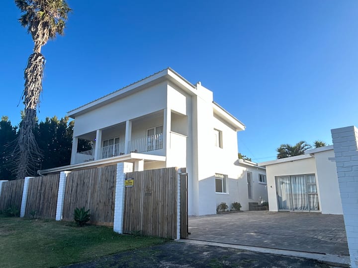 Spacious Modern 2-bedroom Coastal Home | Sleeps 4 - Port Alfred