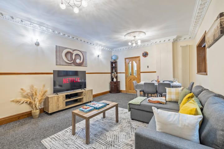 Sleeps 11 Large Group House | Parking | Near City - Guernsey