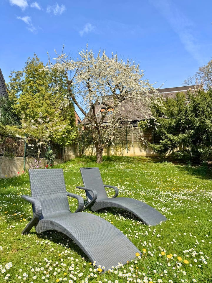 Haus Mit Garten & Eigenem Parkplatz In Köln - 