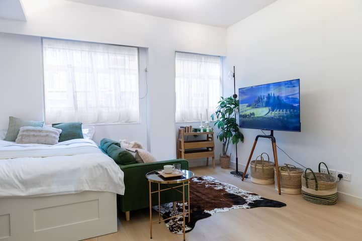 Stylish Hollywood Designer Flat, Near Pmq - Sheung Wan