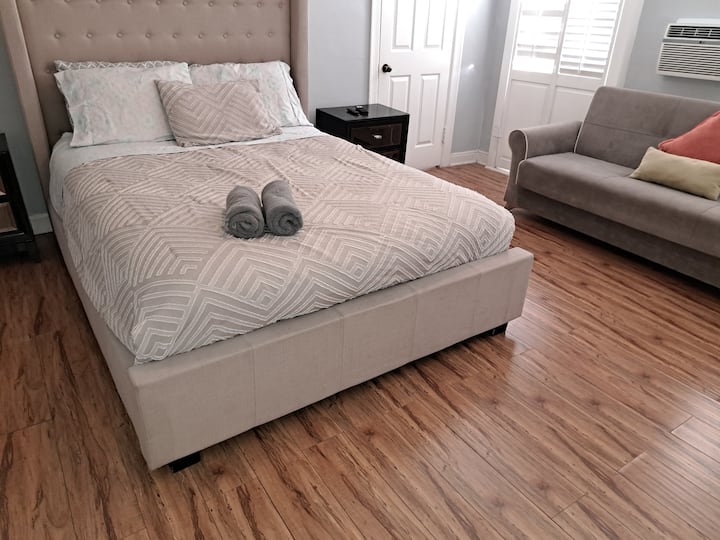 3 Bedroom Home In Beverly Hills - Beverly Hills, CA