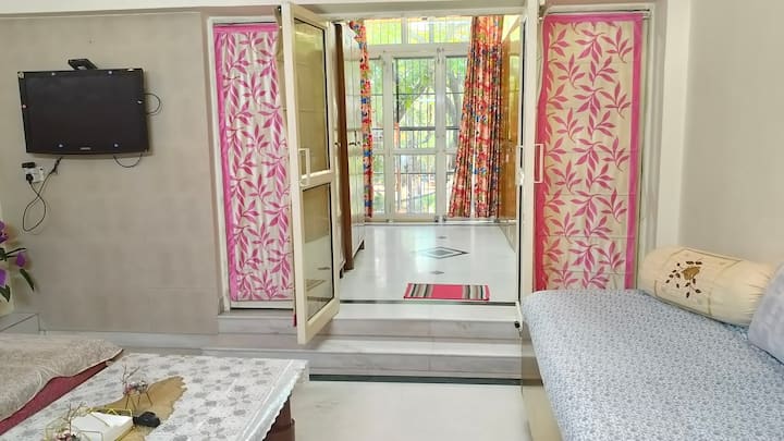 Peaceful Park-facing 2bhk | Near Metro - New Delhi