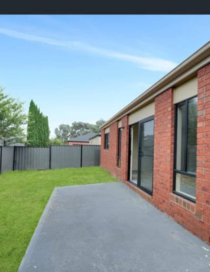 4 Bedroom House Craigieburn - Donnybrook