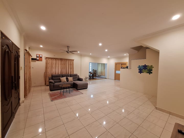 Spacious 3br Corner House With Wi-fi And Hot Water - Miri