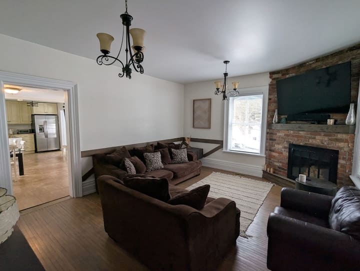 Beautiful Private Corner Lot With Huge Front Yard - 웃브리지