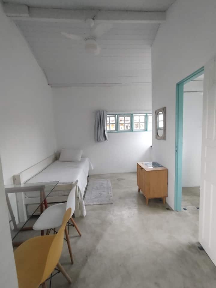 Quarto Carlota 
Suíte Bem Arborizada Perto Do Mar - Paraty