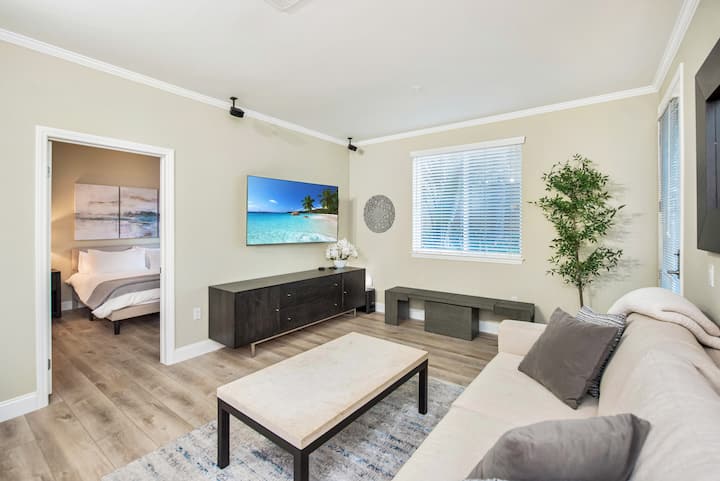Resort-style Irvine Condo | Luxe Upgrades Pool Gym - Newport Beach, CA