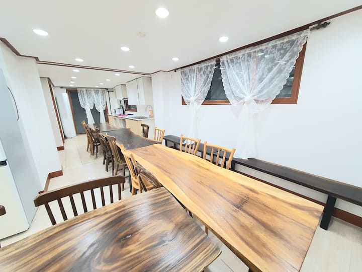 홍대Grand House, 70평, 6룸, 화장실3개,가족, 단체 - Seul