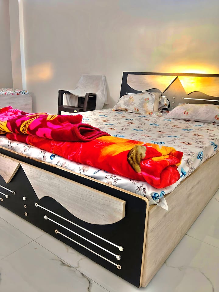 Haripriya Guest House. Tourist Vehicle Available - Solapur