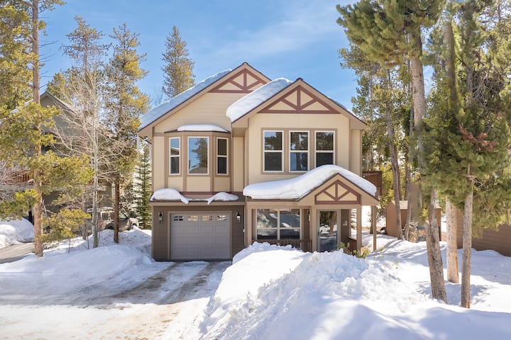 All-season Alpine Escape | Elevated Rustic Comfort - Fraser, CO