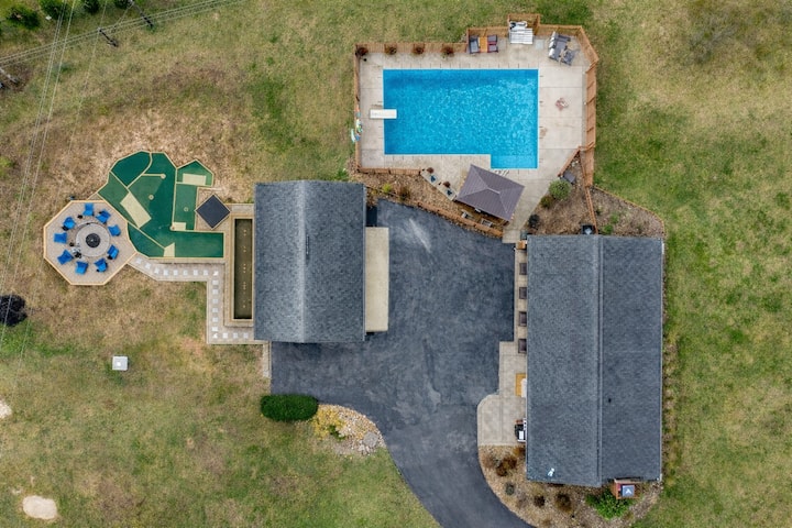 Family Retreat | Pool, Ht, Sauna & Outdoor Fun - Logan, OH