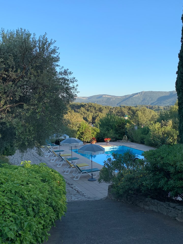 Rez-de-jardin - Propriété Provençale Avec Piscine - Auriol