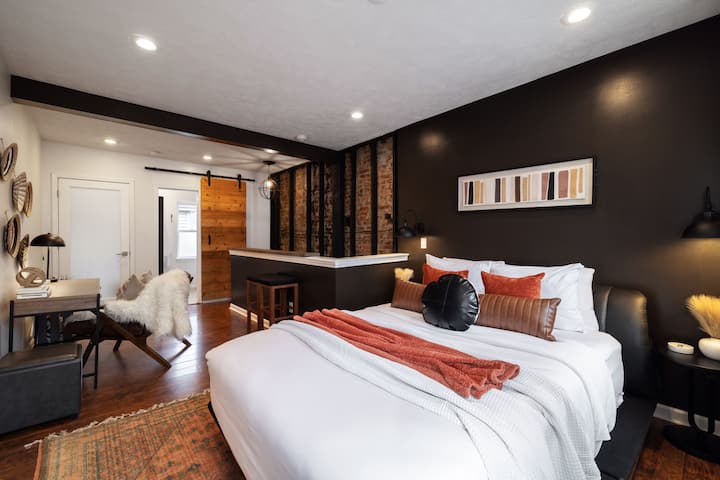 Romantic Designer Loft | Walk To Butler St! - Pittsburgh, PA