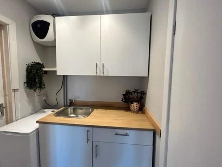 Studio With En Suite Bathroom - Epsom