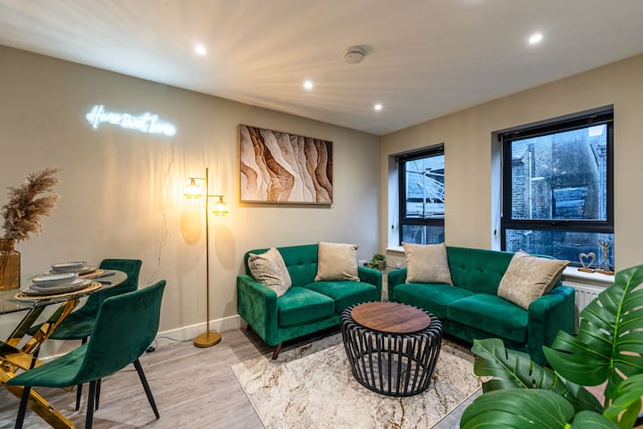 Bright 2br Flat | Central Chatham | Parking - Chatham