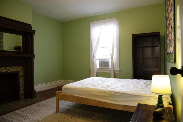 Priestranný historický dom, pešo do parku a kaviarne Frick – Domy na ...