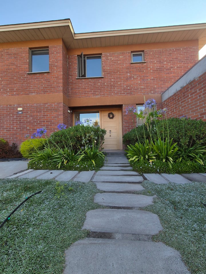 Cómoda Casa Con Jardín. Buenos Accesos Auto Y Tren - Buin