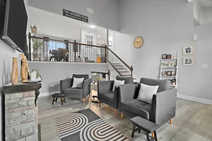 Modern & Spacious Retreat • Fast Wi-fi •Desk• Yard - Waukegan, IL