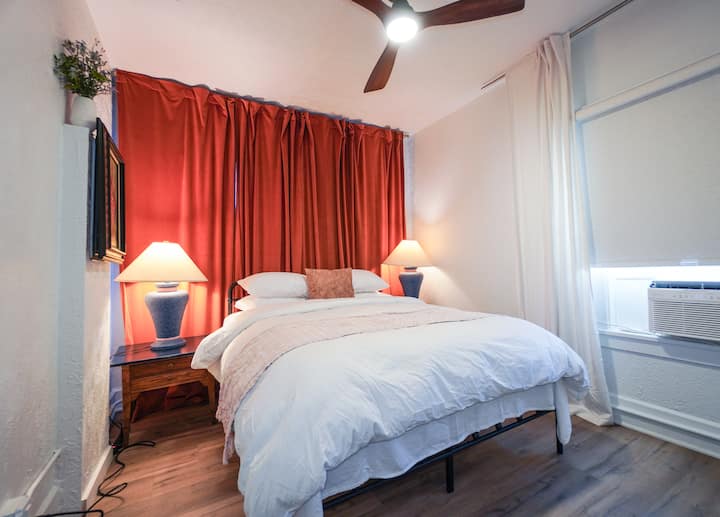 Charm 2b1b W/dog Park Private Parking Unmc Midtown - Omaha, NE