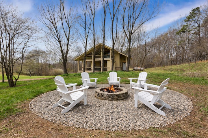 The Book Nook Cabin - Hocking Hills State Park, OH