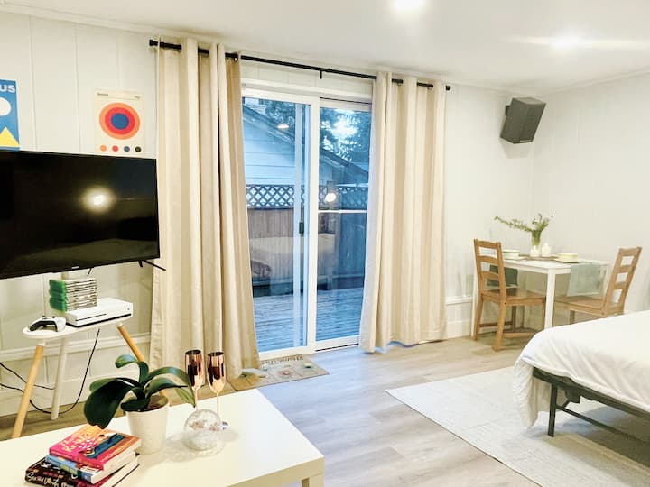 Private Entry Studio Near Totem Lake & I-405 - Kirkland, WA