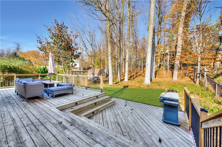 Elegant 4br Home | Private Backyard & Trail Access - Waterloo