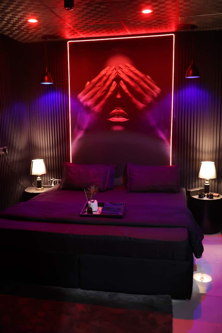 The Dark Room ~ With Jacuzzi And Terrace - Delhi