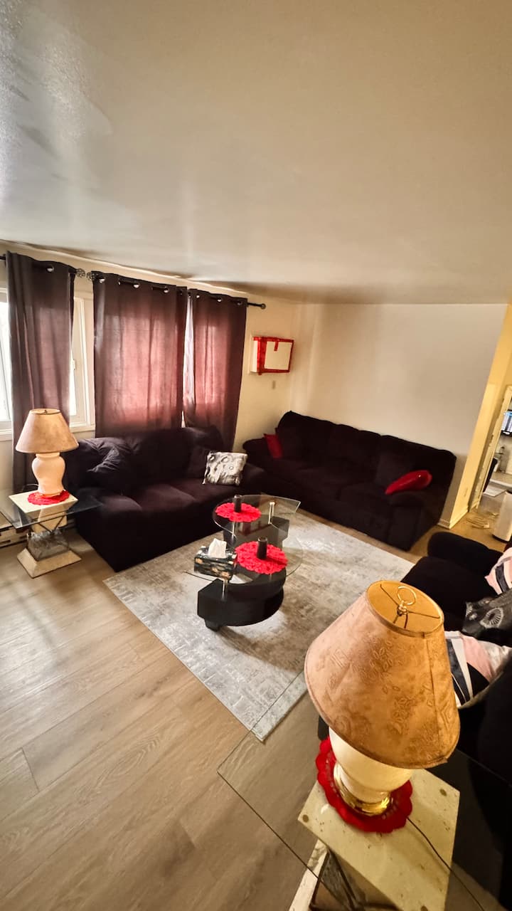 Cozy One-bedroom Apartment In East Windsor - Grosse Pointe, MI