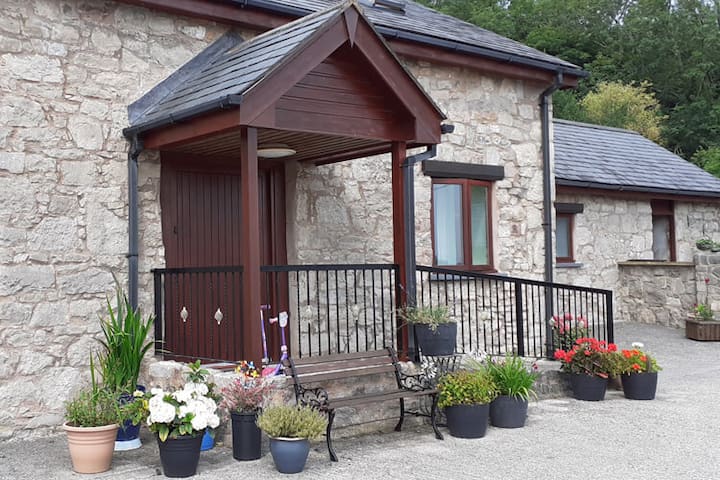 Henblas Holiday Cottage -Converted Barn C1860 - Abergele