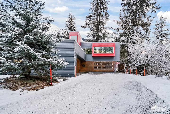 Modern Girdwood Retreat | Walk To Lifts | 3 Bed - Alyeska, AK